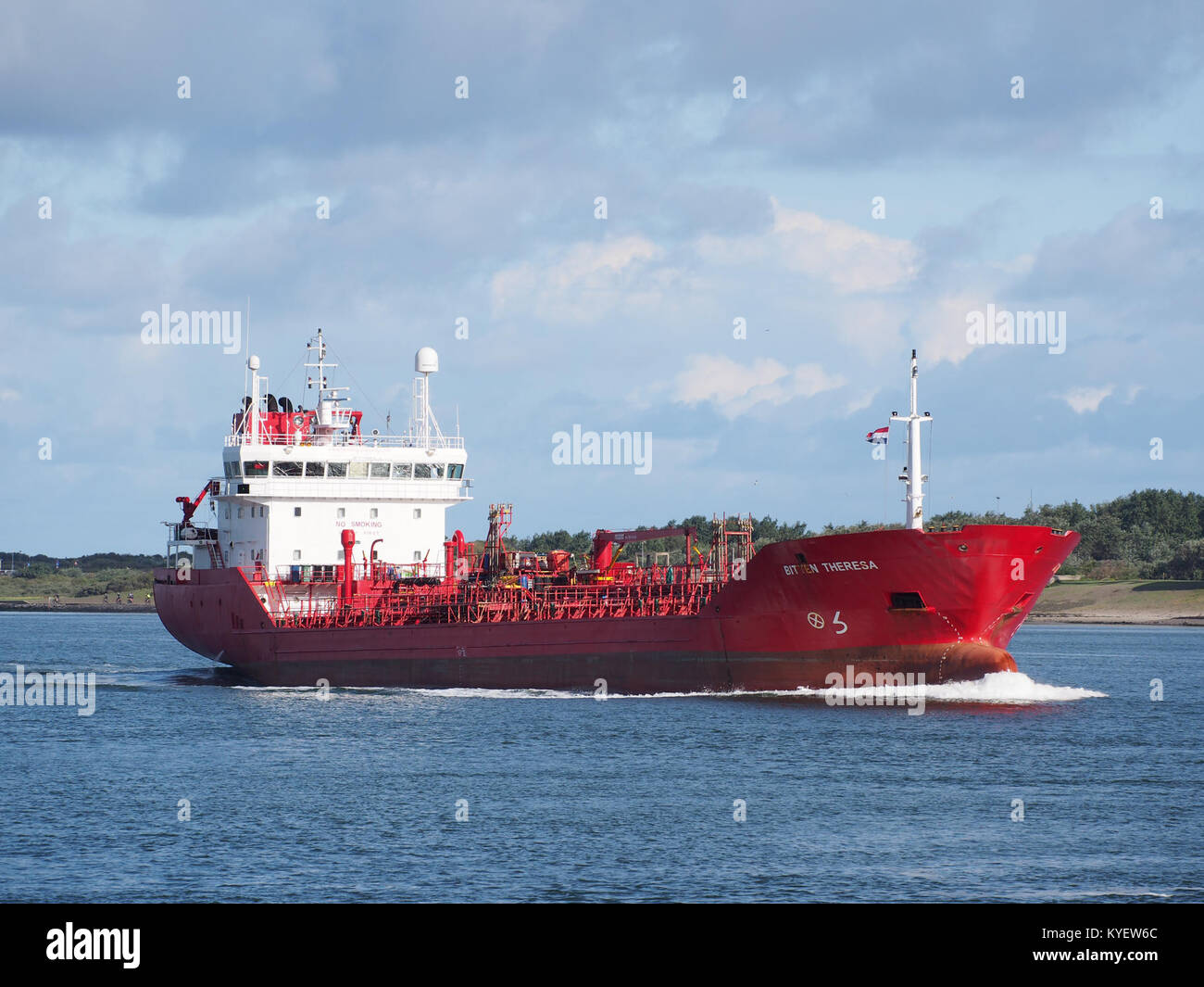 A photograph of the 'Bitten Theresa' ship, taken in the Nieuwe Waterweg ...