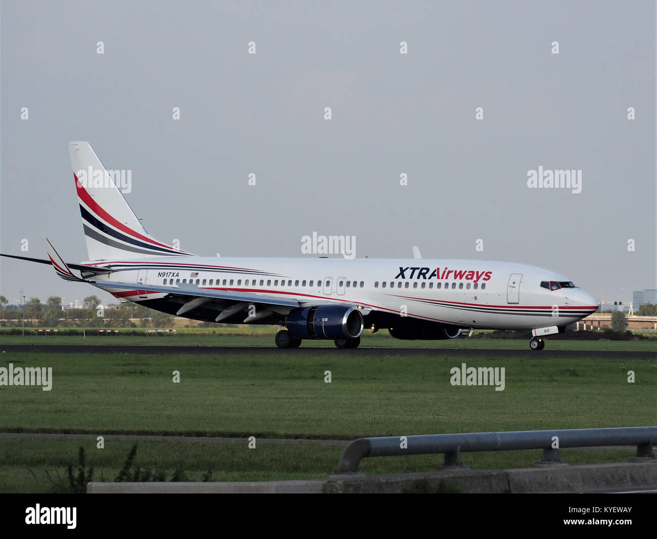 Boeing 737-86J(WL) of Xtra Airways, registration N917XA, landing on ...