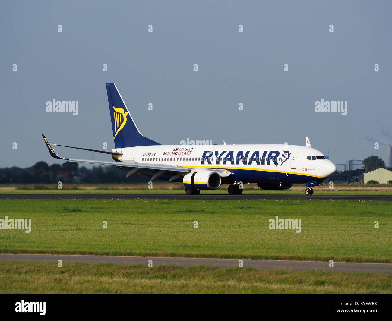 EI-EPD, a Ryanair Boeing 737-8AS (WL), landing at Schiphol Airport ...