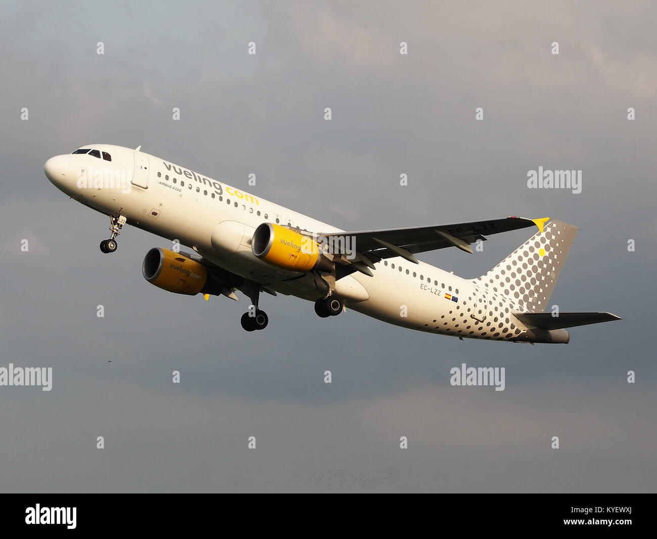 EC-LZZ Vueling Airbus A320-214, takeoff from Schiphol (EHAM-AMS) runway ...
