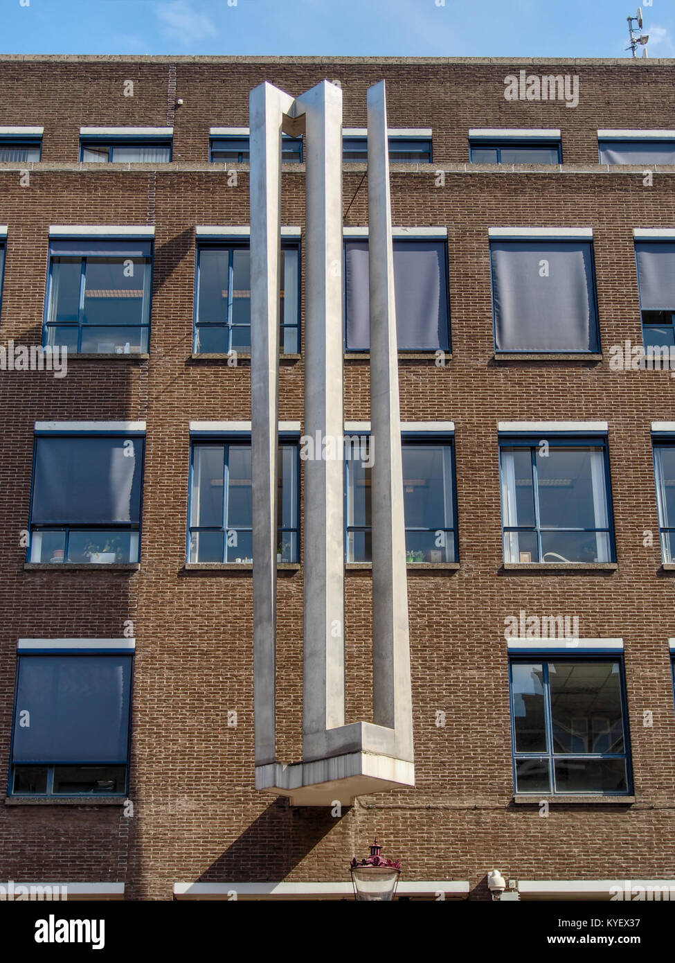 A photograph of the Politiebureau (police station) at Lijnbaansgracht ...