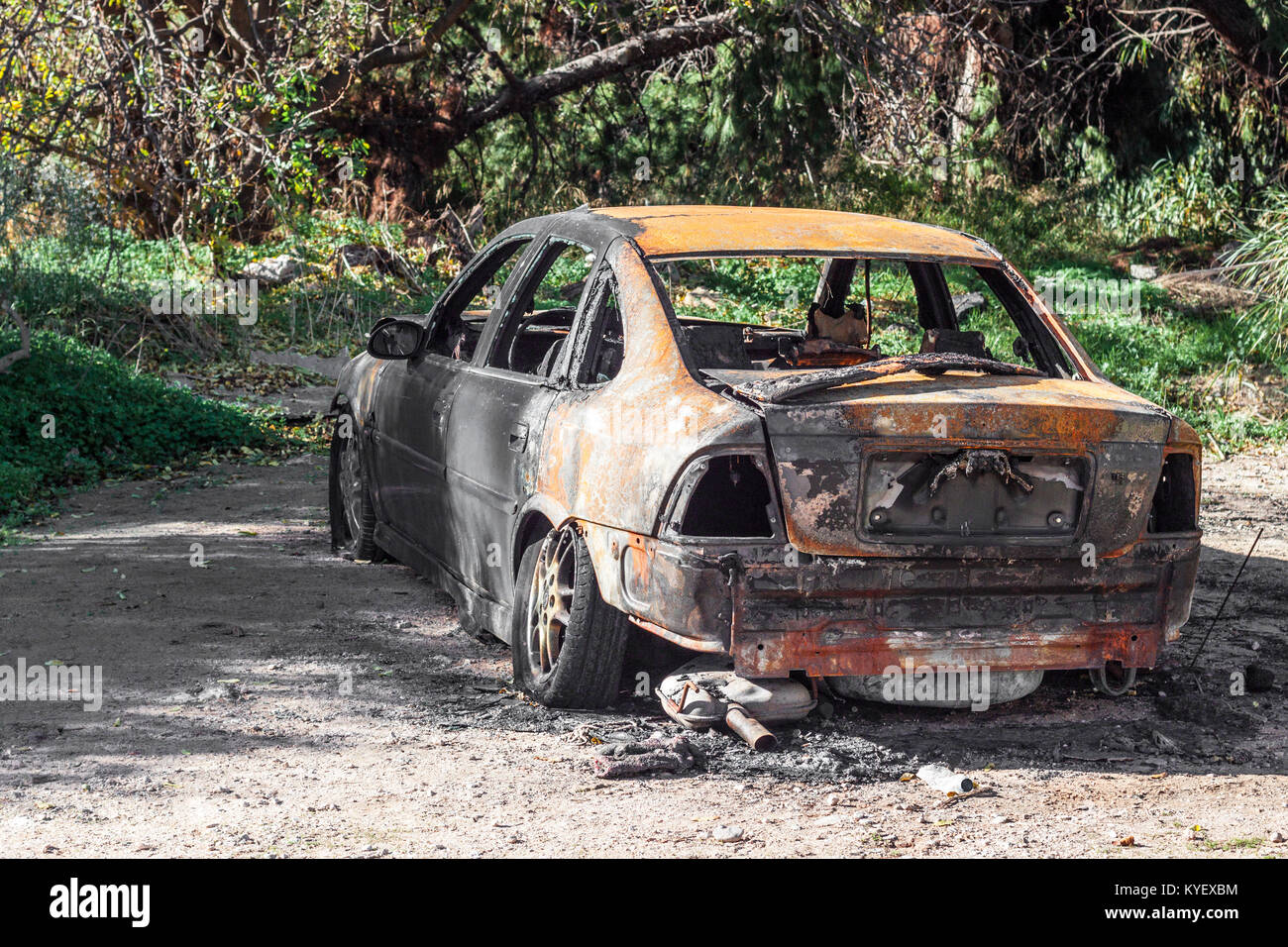 burnt destroyed vandalised car Stock Photo - Alamy