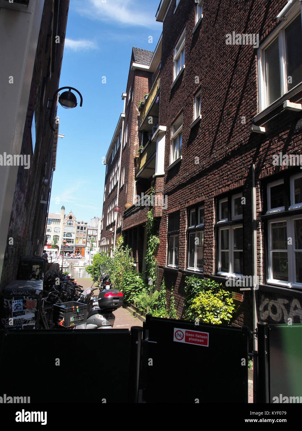 The image shows the Guldehandsteeg, a narrow alley in Amsterdam ...
