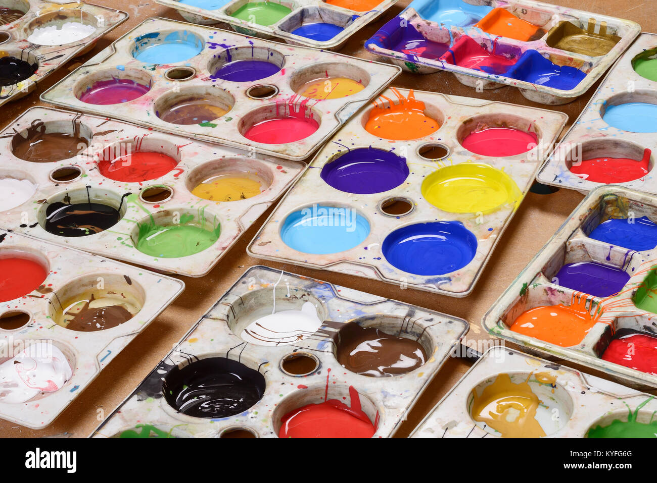Painting palettes hi-res stock photography and images - Alamy
