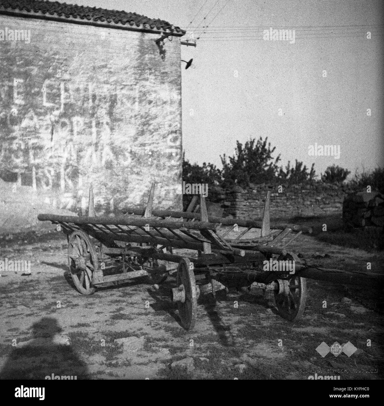 Farm cart 20th century photograph hi-res stock photography and images ...
