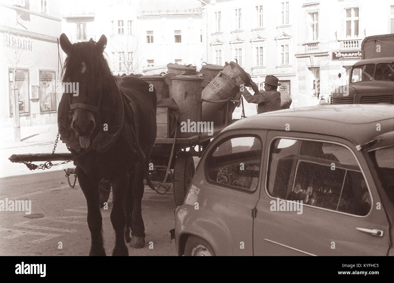 Horse drawn garbage collection hi-res stock photography and images - Alamy