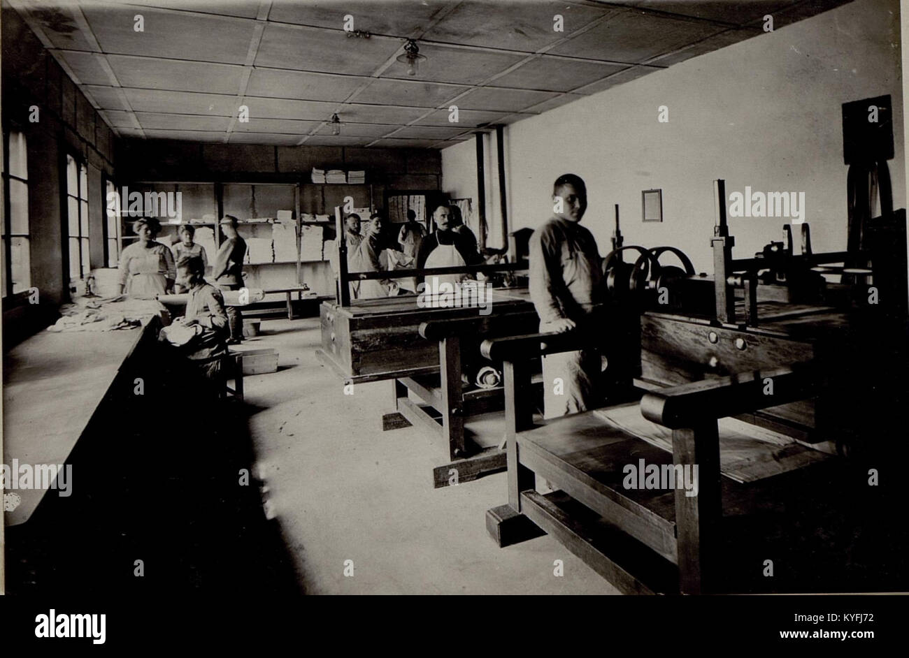 The image depicts a washing room (Wäschebgelraum), a functional space ...