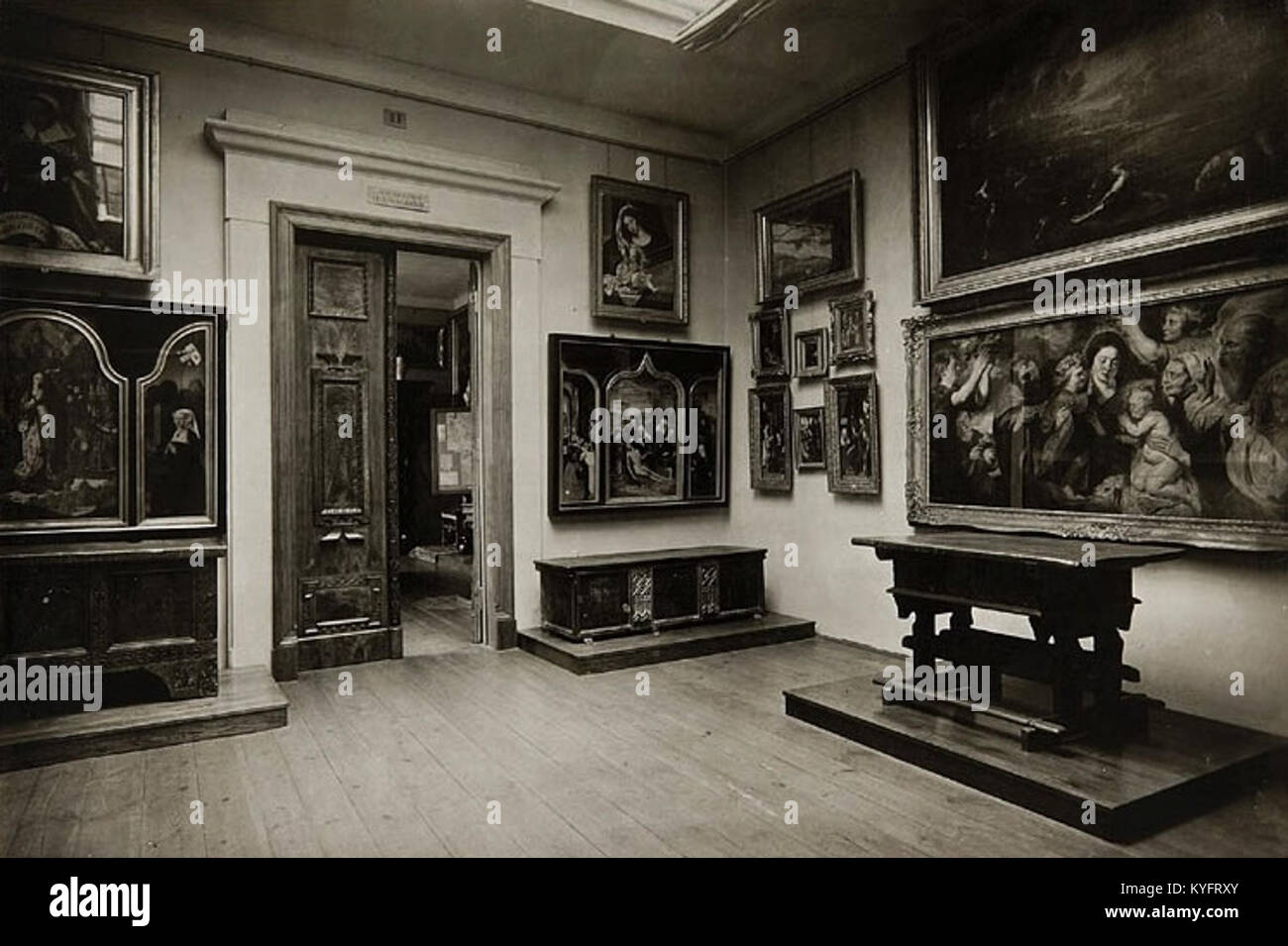 Foreign arts gallery hi-res stock photography and images - Alamy