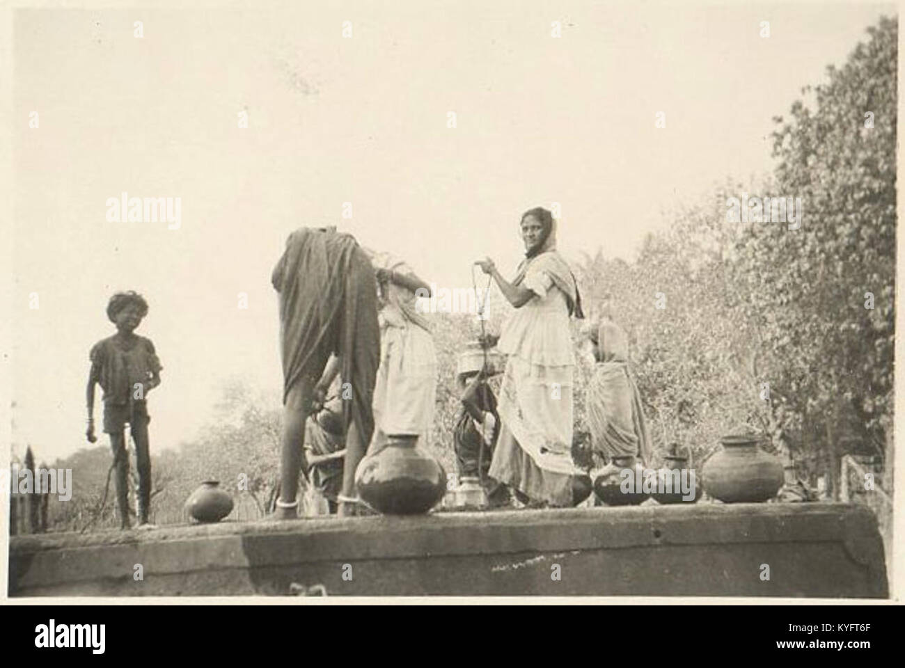 Women drawing water hi-res stock photography and images - Alamy