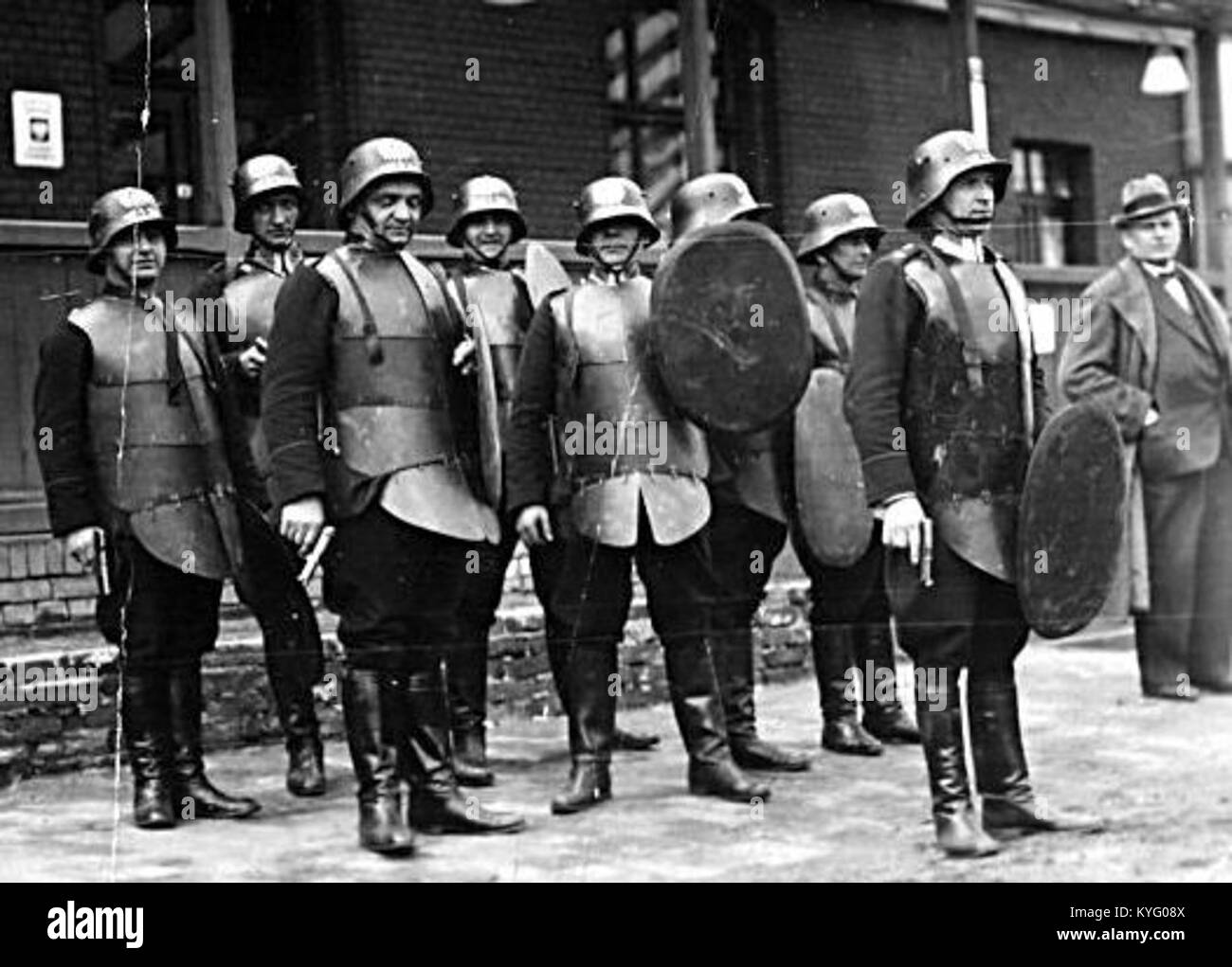 This image depicts the Polish State Police (Policja Państwowa) before ...