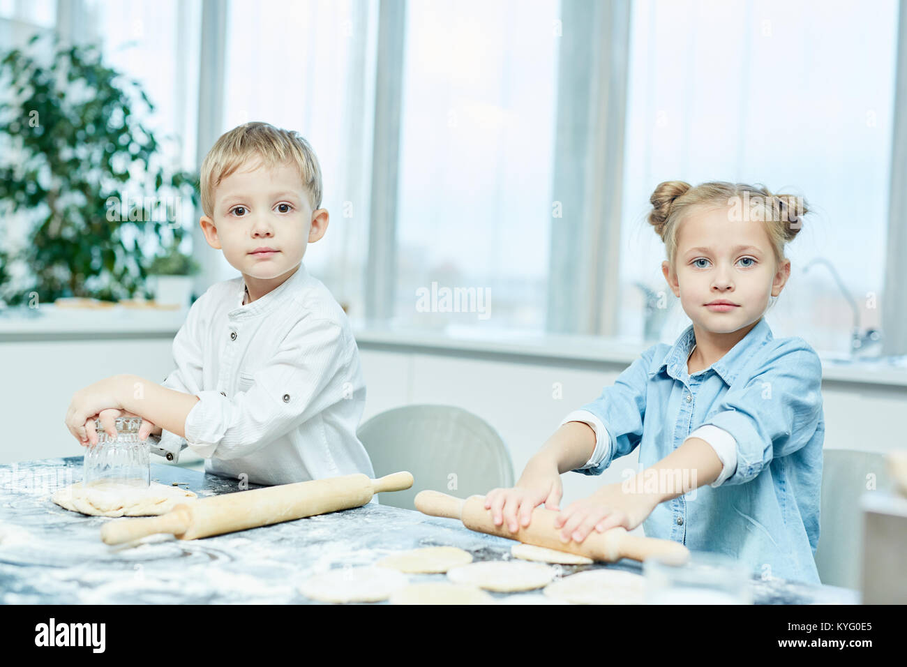 Kids cooking group hi-res stock photography and images - Alamy
