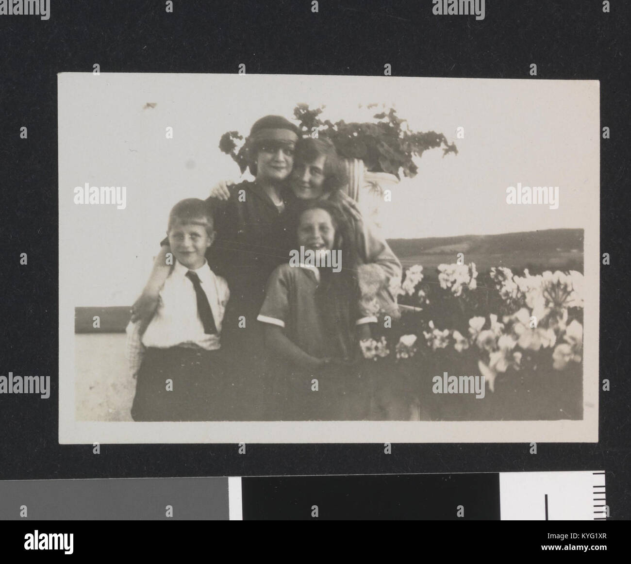 Portrett av Elida 'Elly' Eyde med ukjente barn og kvinne - no-nb ...