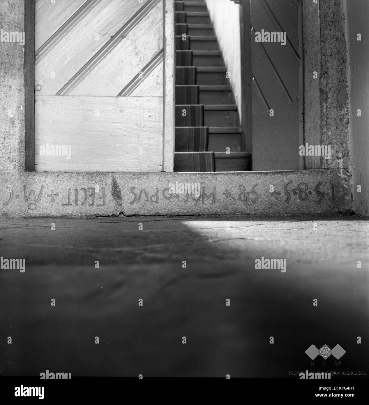 Povir pri Divači 68, župnišče, v prag vzidan kamen z letnico 1585 1969 ...