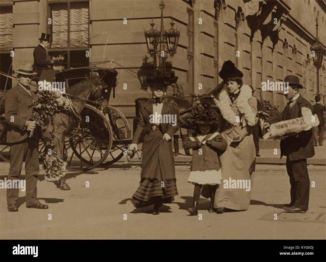 Promenade on Fifth Avenue, New York 1909 Stock Photo - Alamy