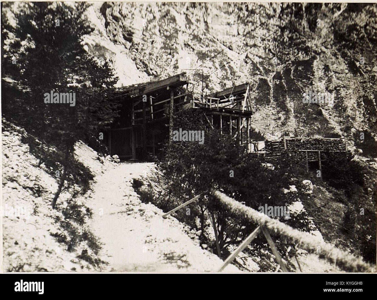 Rombonseilbahn mit Wasserleitung für Rombon.Gesammtansicht. (BildID ...