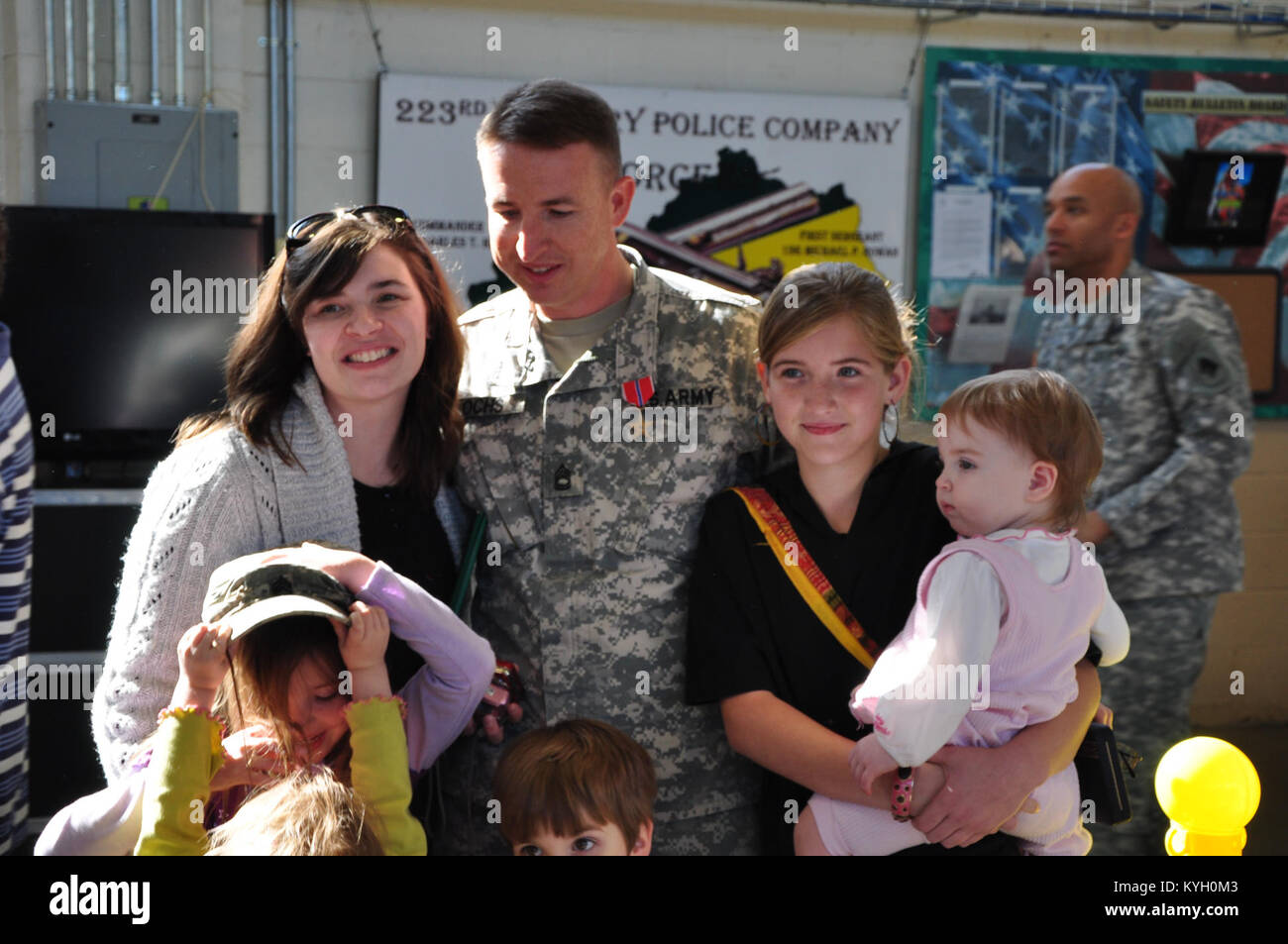 Sgt. 1st Class Michael Ochs and his family celebrate his home coming ...