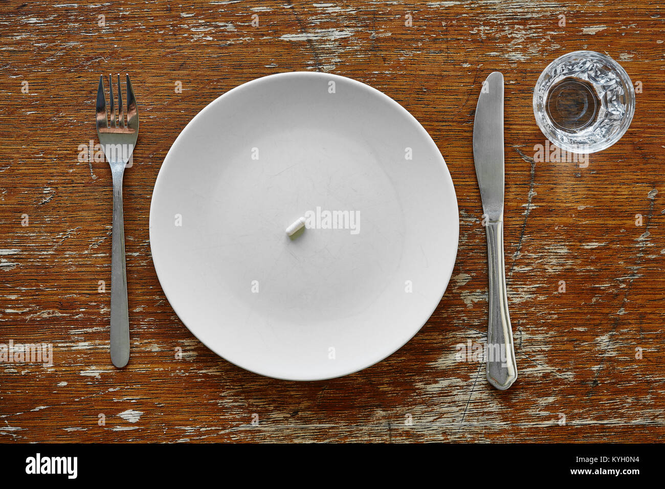 pill on empty plate Stock Photo - Alamy