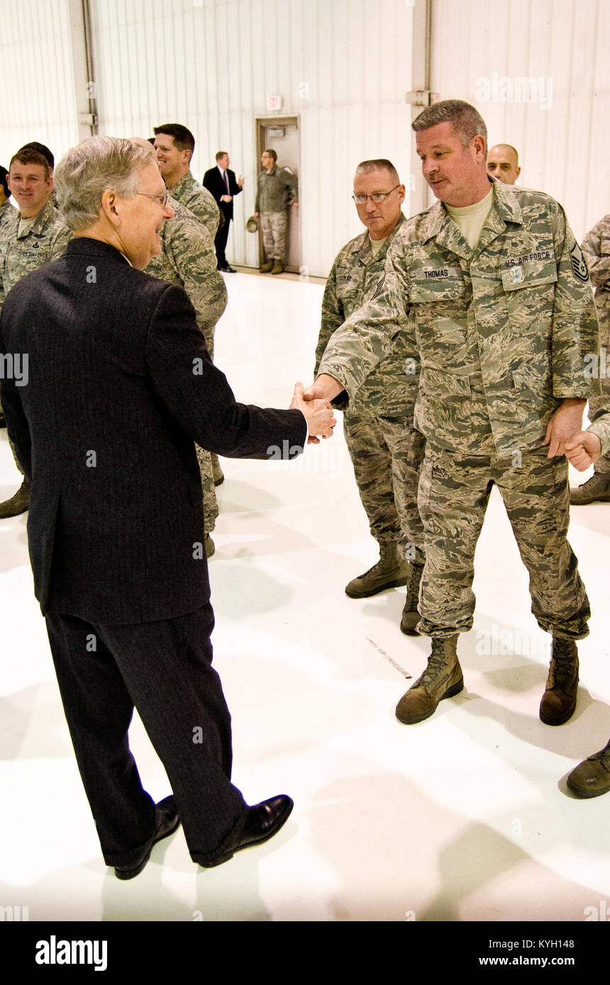 Sen. Mitch McConnell shakes hands Master Sgt. Ronald Thomas of the ...