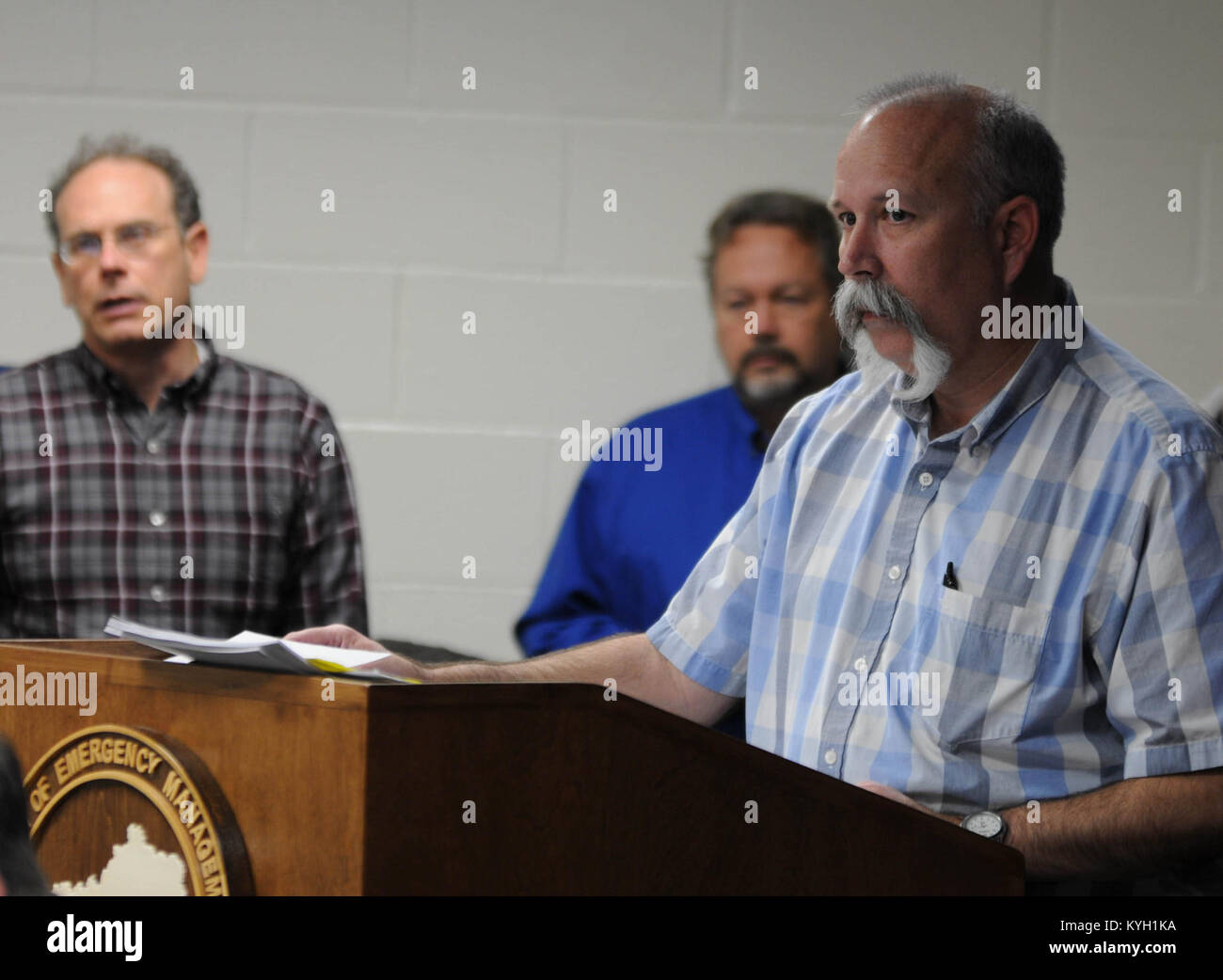 Emergency operations center briefing hi-res stock photography and ...