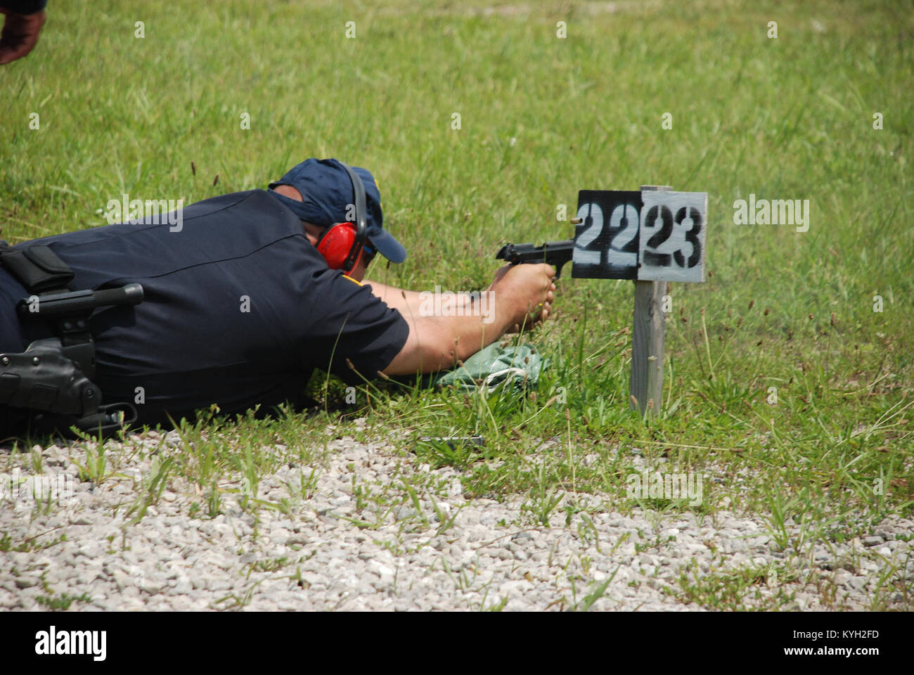 US army National Guard small arms pistol training Stock Photo - Alamy