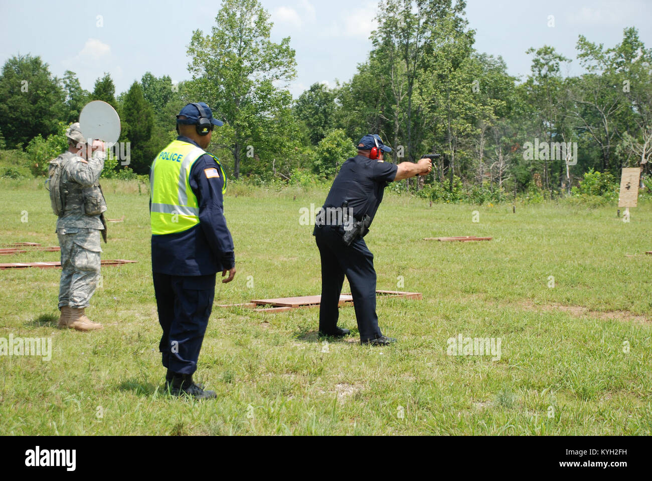 US army National Guard small arms pistol training Stock Photo - Alamy