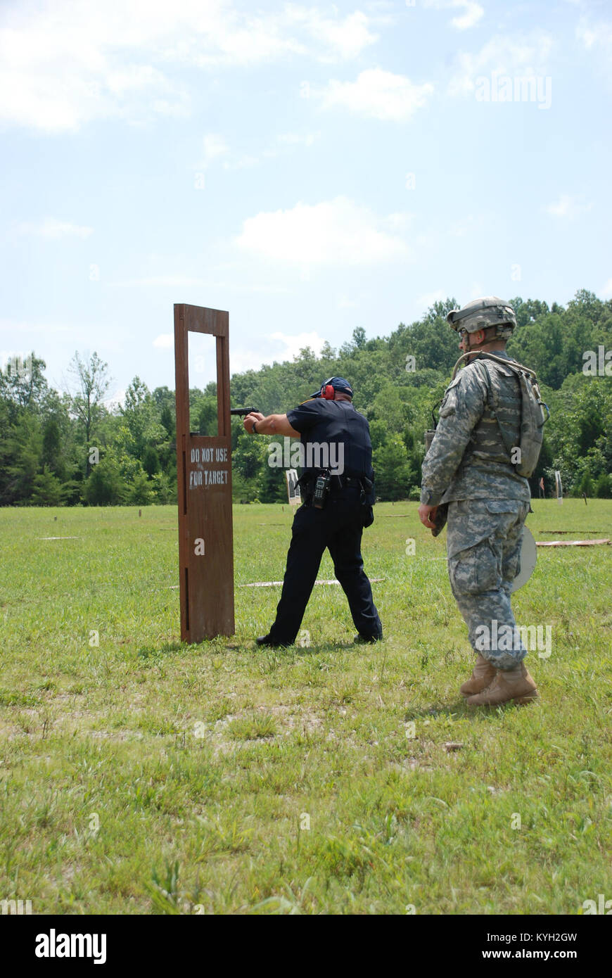 US army National Guard small arms pistol training Stock Photo - Alamy