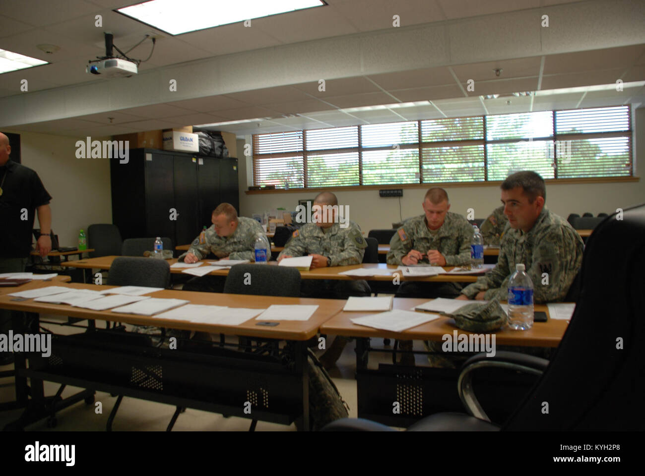 US Army National Guard police briefing Stock Photo - Alamy