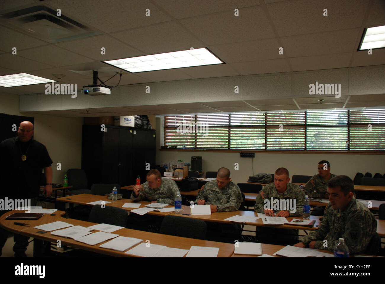 US Army National Guard police briefing Stock Photo - Alamy