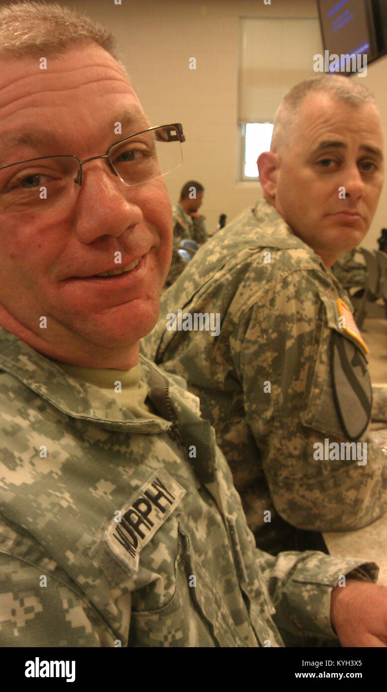 Soldiers get reporting ready Stock Photo - Alamy