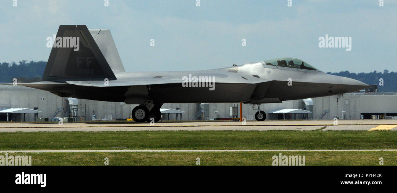 One of two Air Force F-22 Raptor Fighter planes taxis into the Kentucky ...