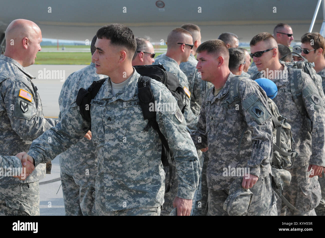 Soldiers from the 2nd Battalion, 138th Field Artillery return home from ...