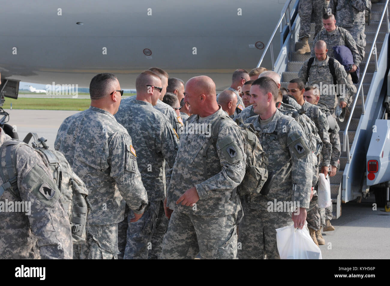 Soldiers from the 2nd Battalion, 138th Field Artillery return home from ...