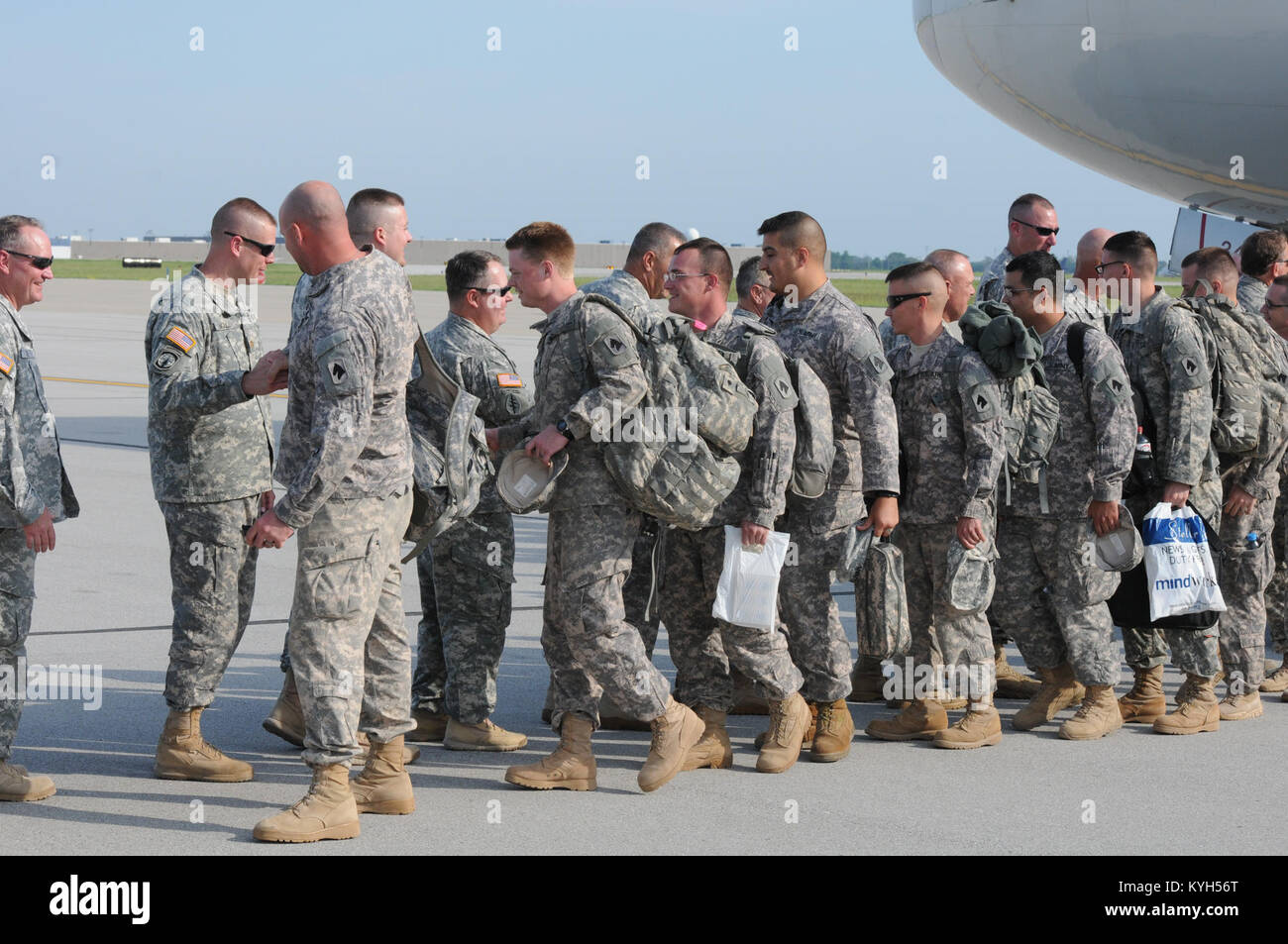 Soldiers from the 2nd Battalion, 138th Field Artillery return home from ...