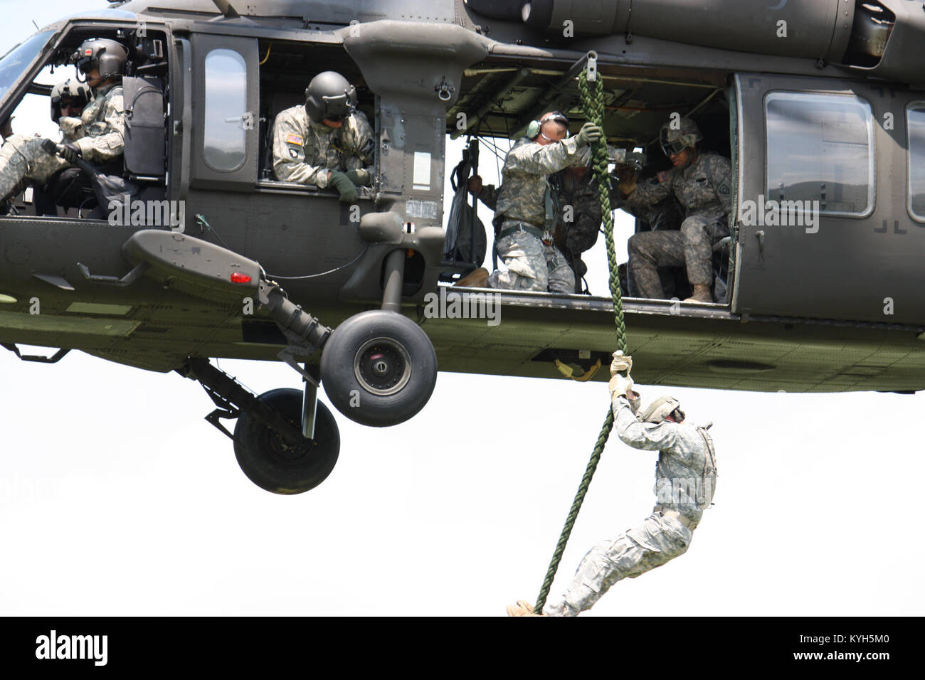 Bravo Co. 2nd Battalion, 147th Aviation Regiment conducts their annual ...