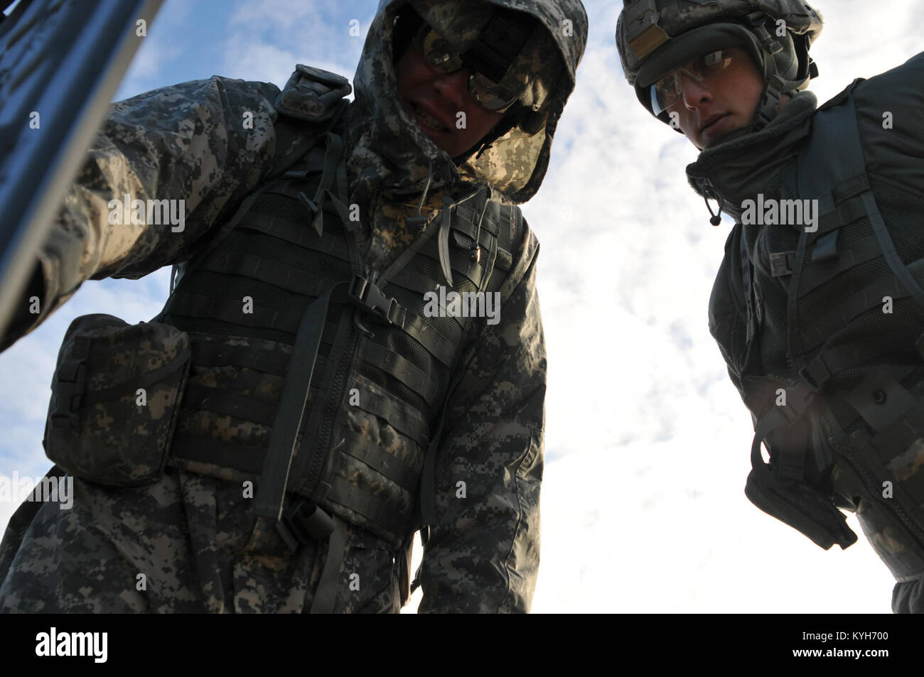 Soldiers from the Kentucky Army National Guard 751st Troop Command ...