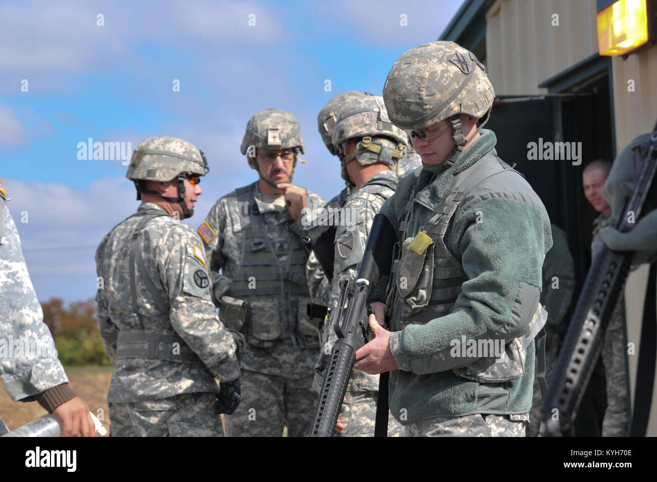 Soldiers from the Kentucky Army National Guard 751st Troop Command ...
