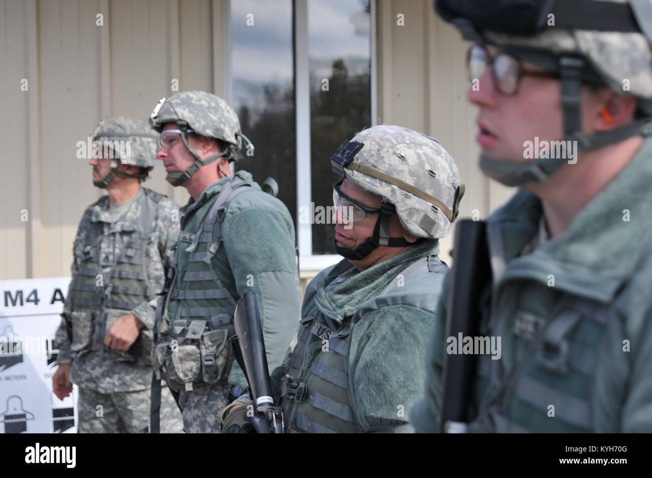 Soldiers from the Kentucky Army National Guard 751st Troop Command ...