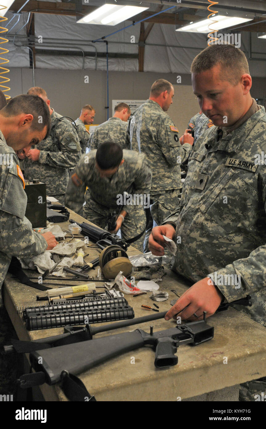 Soldiers from the Kentucky Army National Guard 751st Troop Command ...