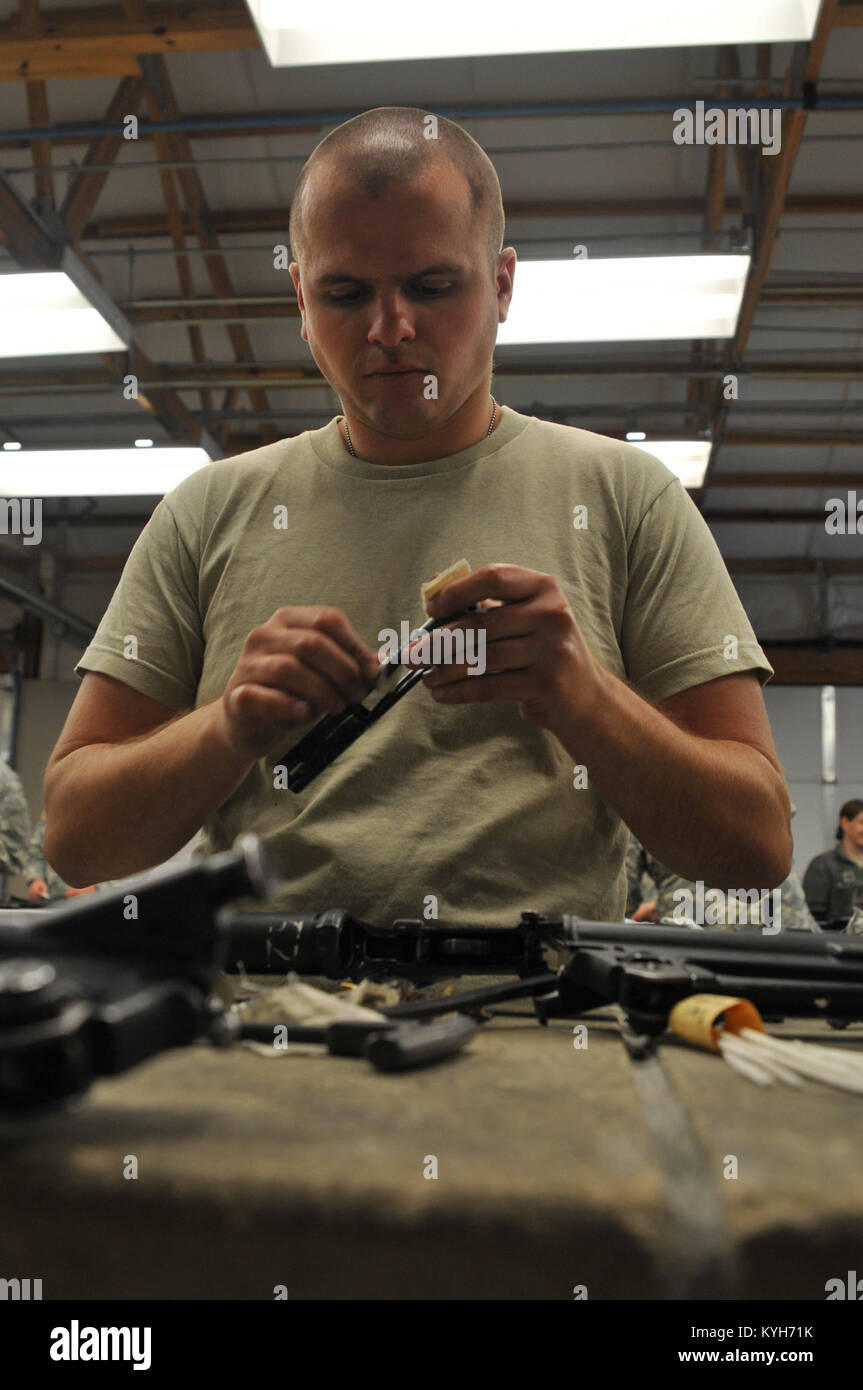 Soldiers from the Kentucky Army National Guard 751st Troop Command ...