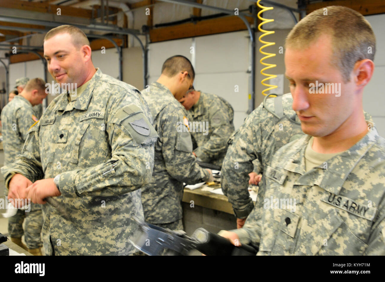Soldiers from the Kentucky Army National Guard 751st Troop Command ...