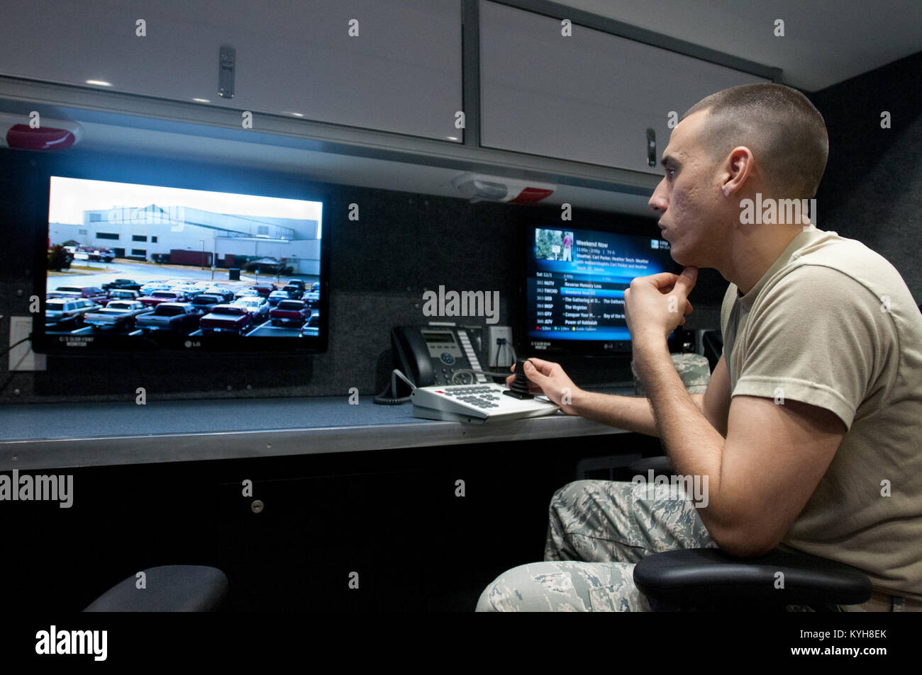 Mobile emergency operations center hi-res stock photography and images ...