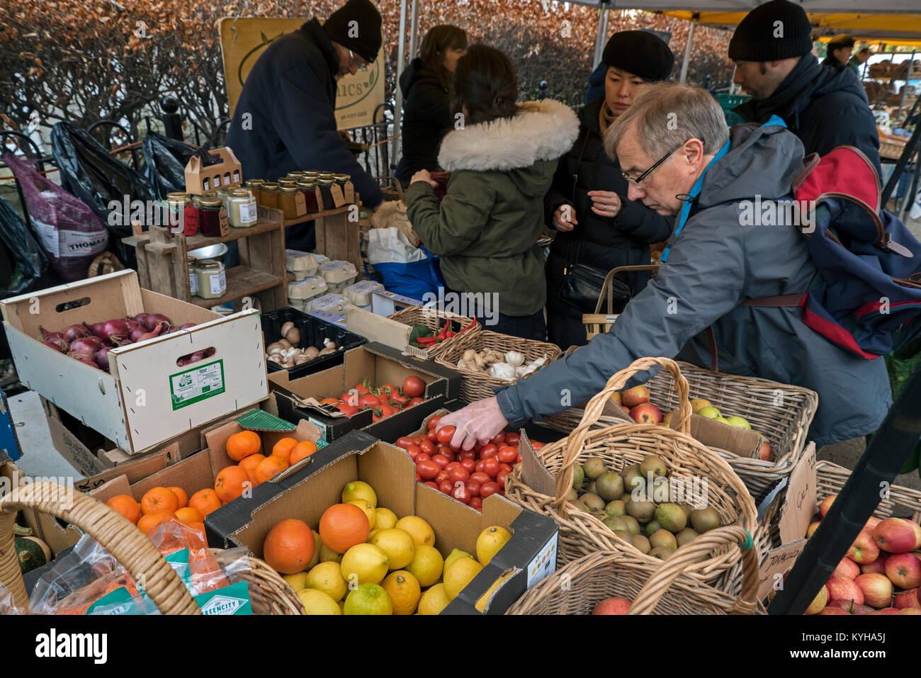 Sunday market stall hi-res stock photography and images - Alamy