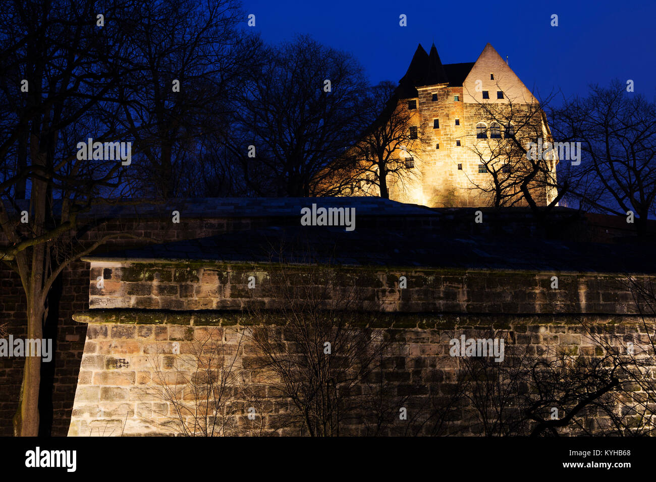 The castle and city walls illuminated at night in Nuermberg, Germany ...