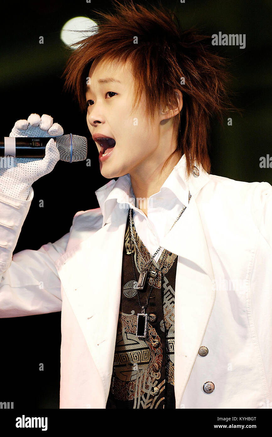 LI YUCHUN aka CHRIS LEE - Chinese 'Super Girl' singer performing live ...