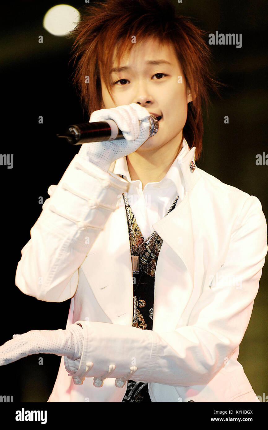 LI YUCHUN aka CHRIS LEE - Chinese 'Super Girl' singer performing live ...