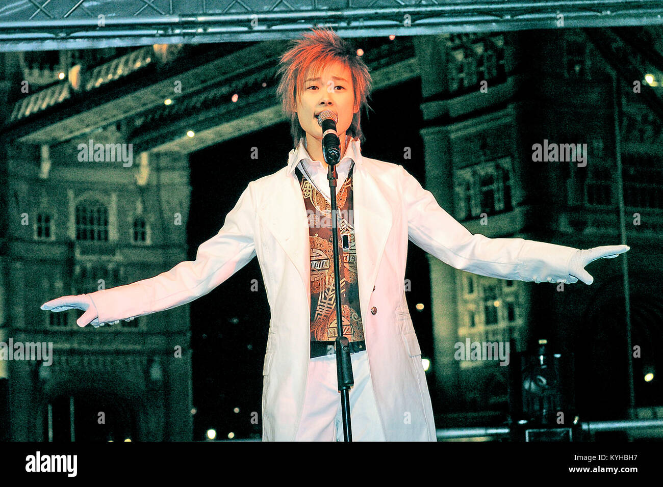 LI YUCHUN aka CHRIS LEE - Chinese 'Super Girl' singer performing live ...