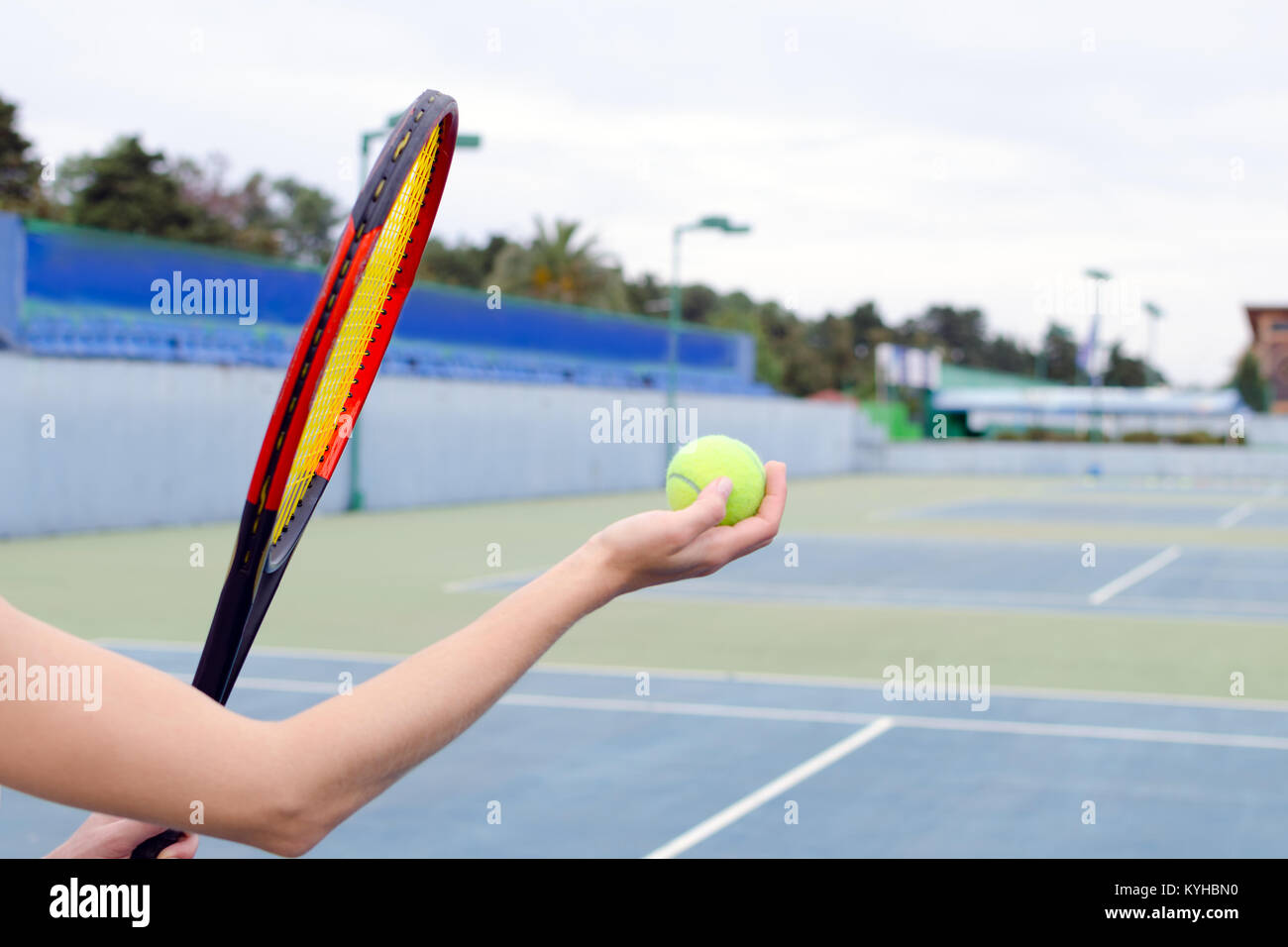 Hand holding tennis racquet hi-res stock photography and images - Alamy