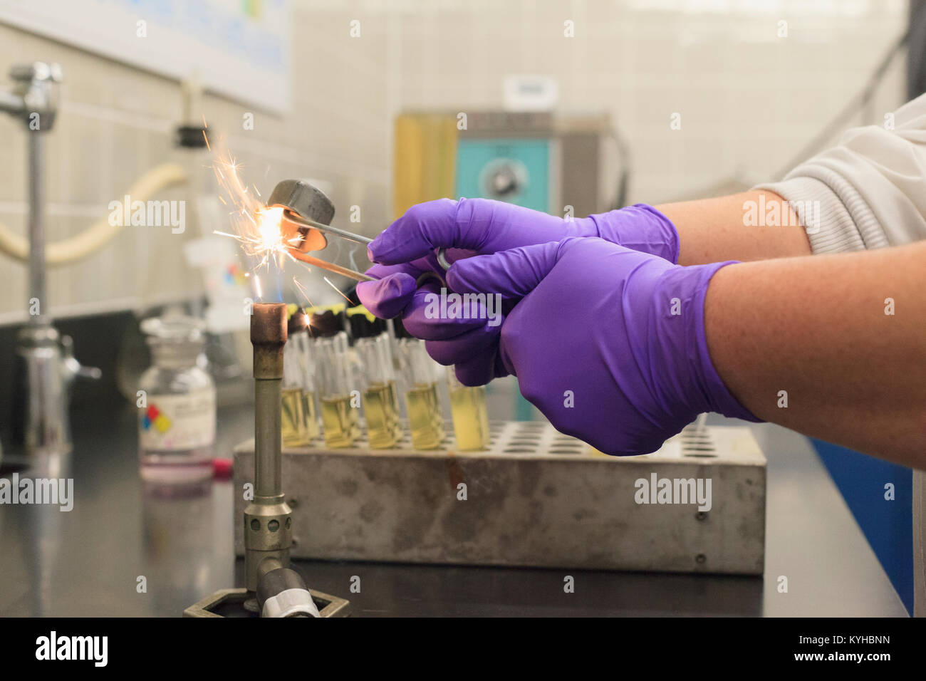 Bunsen burner hi-res stock photography and images - Alamy