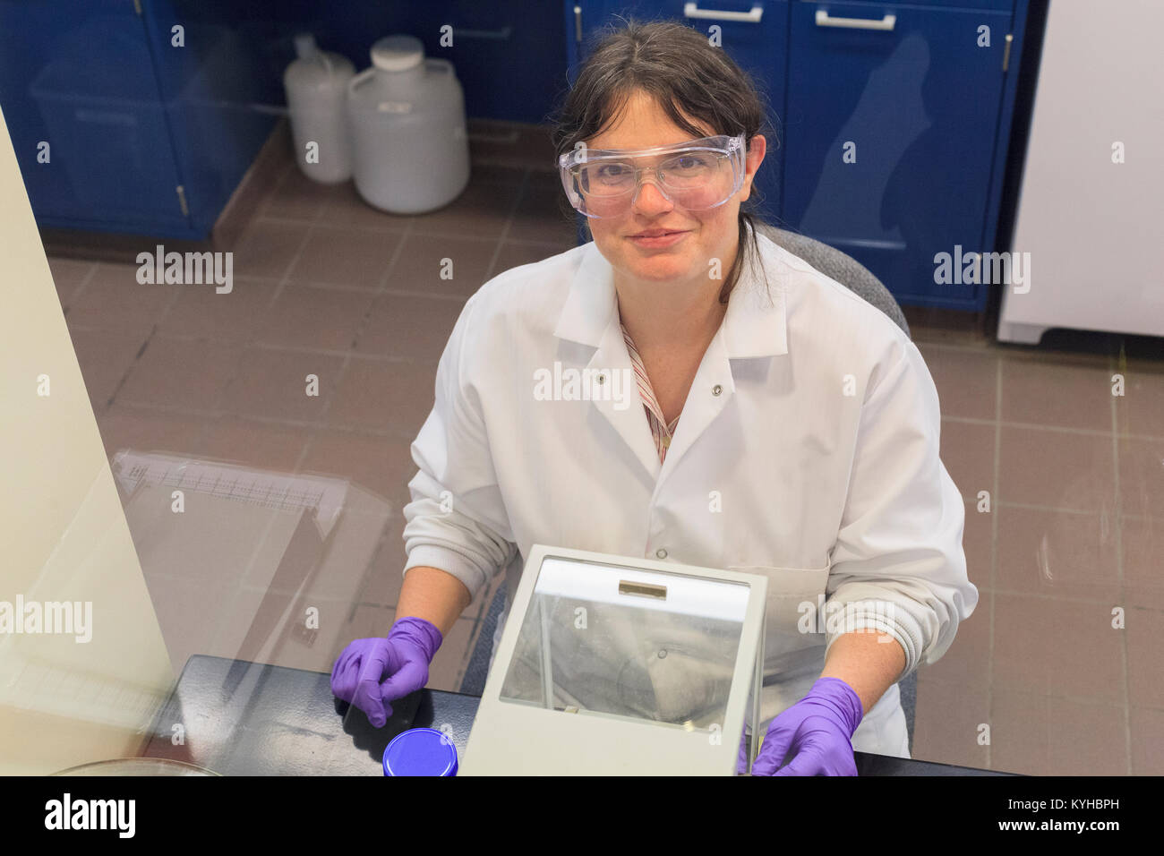 Laboratory scale hi-res stock photography and images - Alamy