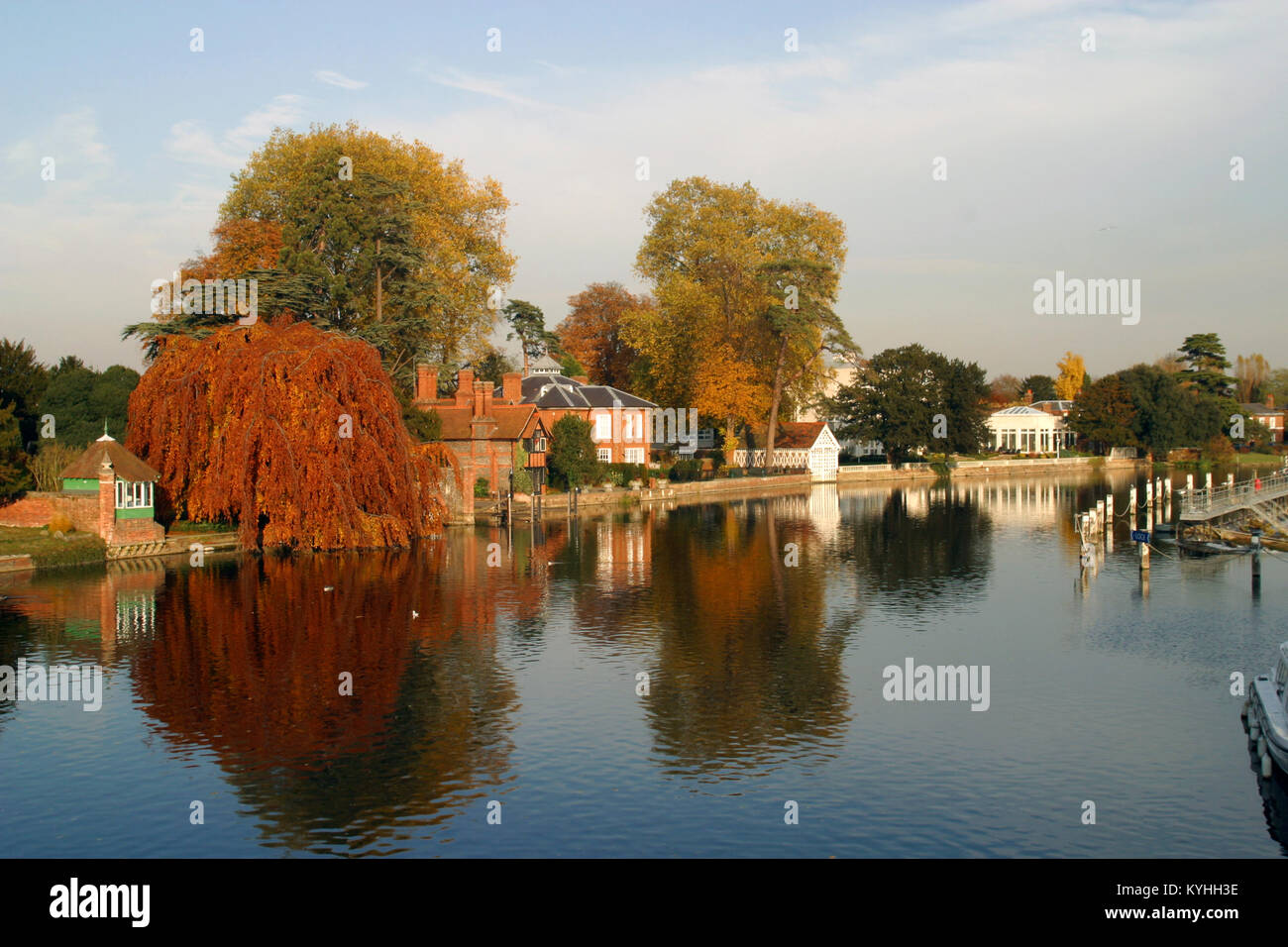 England, Chilterns, Buckinghamshire, Autumn colour along the River ...